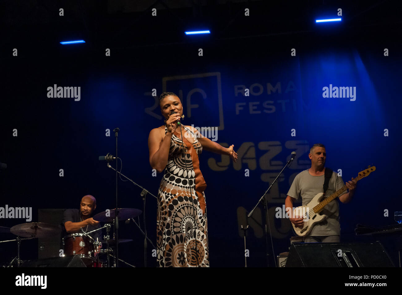 Lizz wright singer hi-res stock photography and images - Alamy