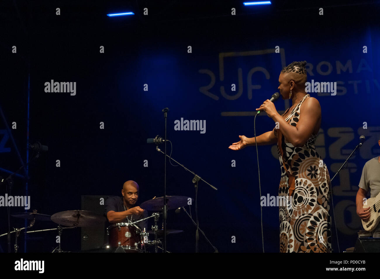 Lizz wright singer hi-res stock photography and images - Alamy