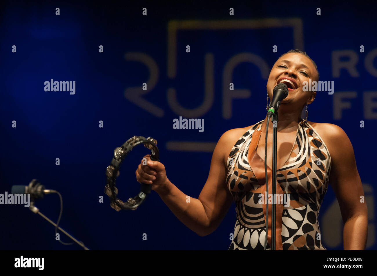 Lizz wright singer hi-res stock photography and images - Alamy