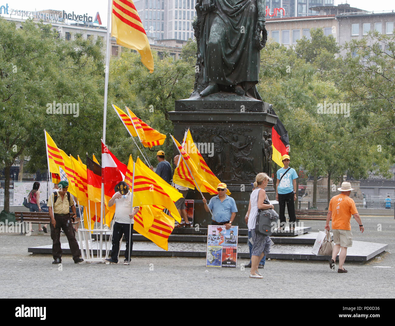 Vietnamese freedom and heritage flag hi-res stock photography and ...