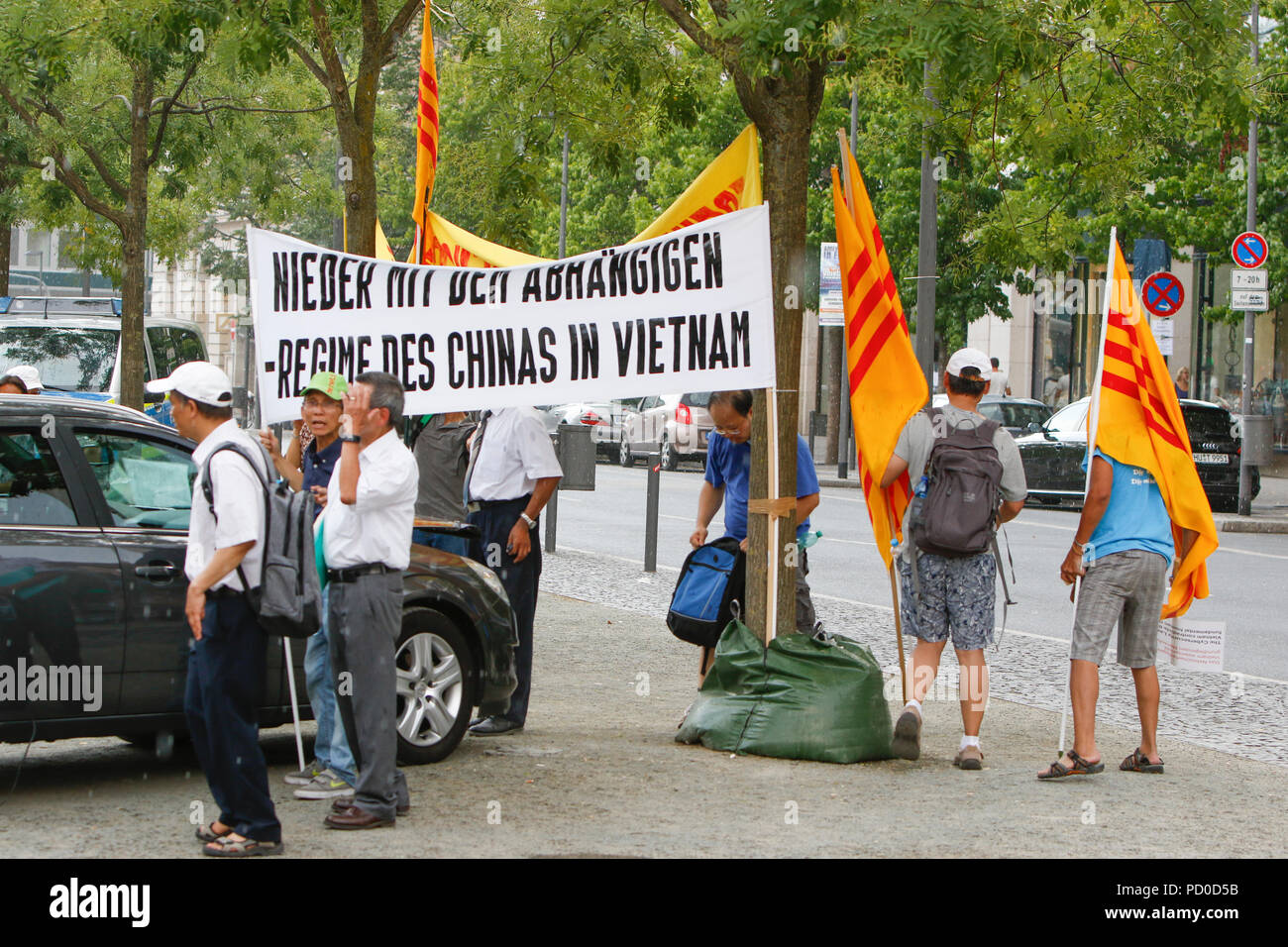Vietnamese freedom and heritage flag hi-res stock photography and ...