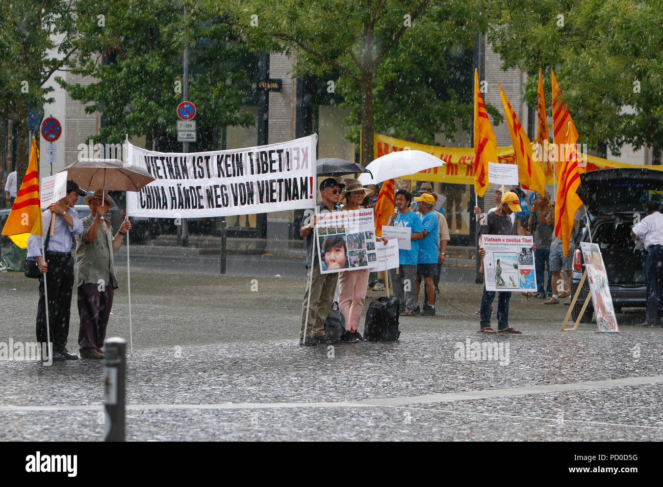 Vietnamese freedom and heritage flag hi-res stock photography and ...