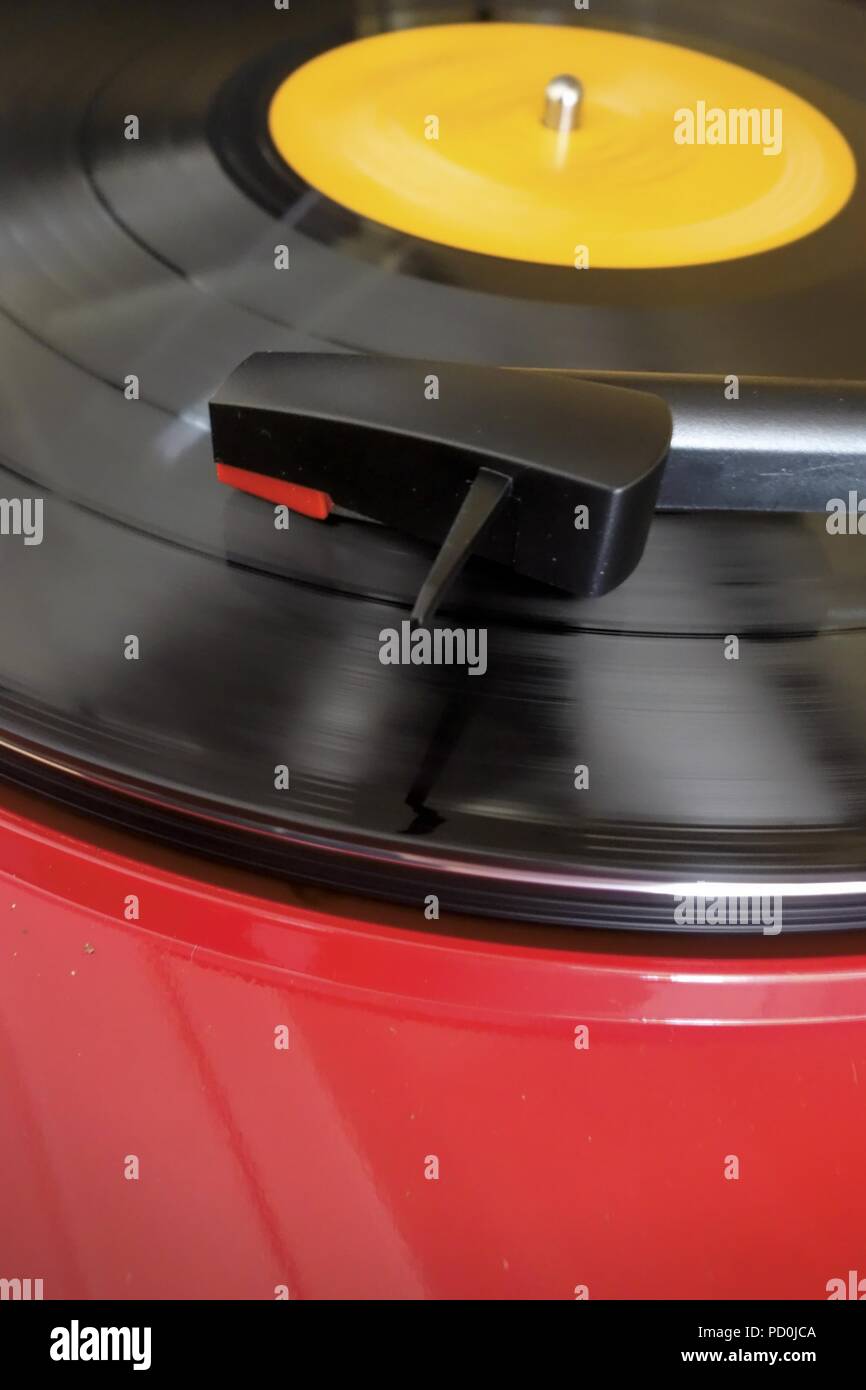 Yellow record player hi-res stock photography and images - Alamy