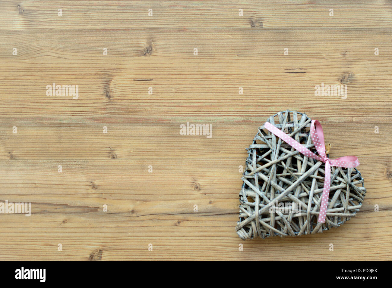 Straw heart shape hi-res stock photography and images - Alamy