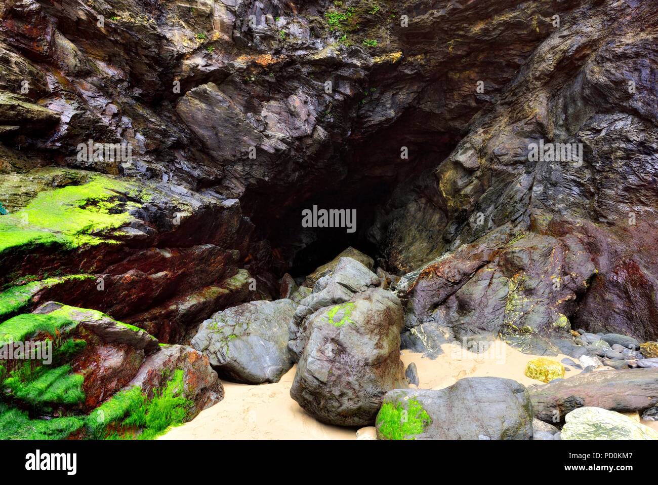 Small cave hi-res stock photography and images - Alamy