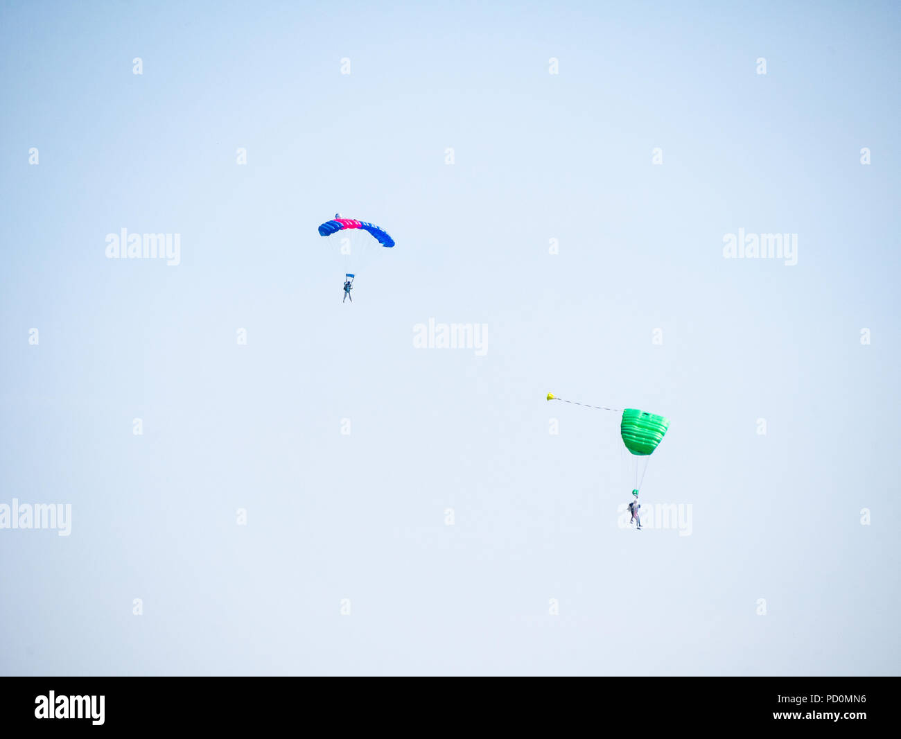 Free fall parachute hi-res stock photography and images - Alamy