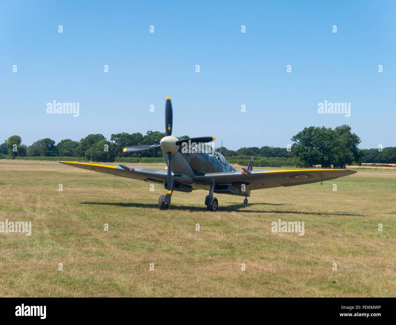 Supermarine Spitfire MKIX TD314 St George take-off / landing, Headcorn ...