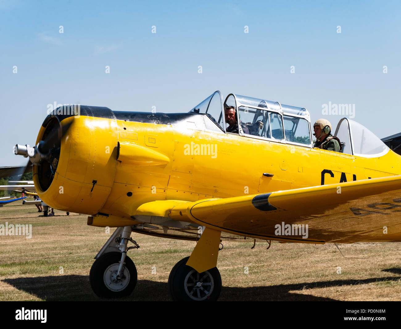 Airplane warbird trainer t 6 texan hi-res stock photography and images ...