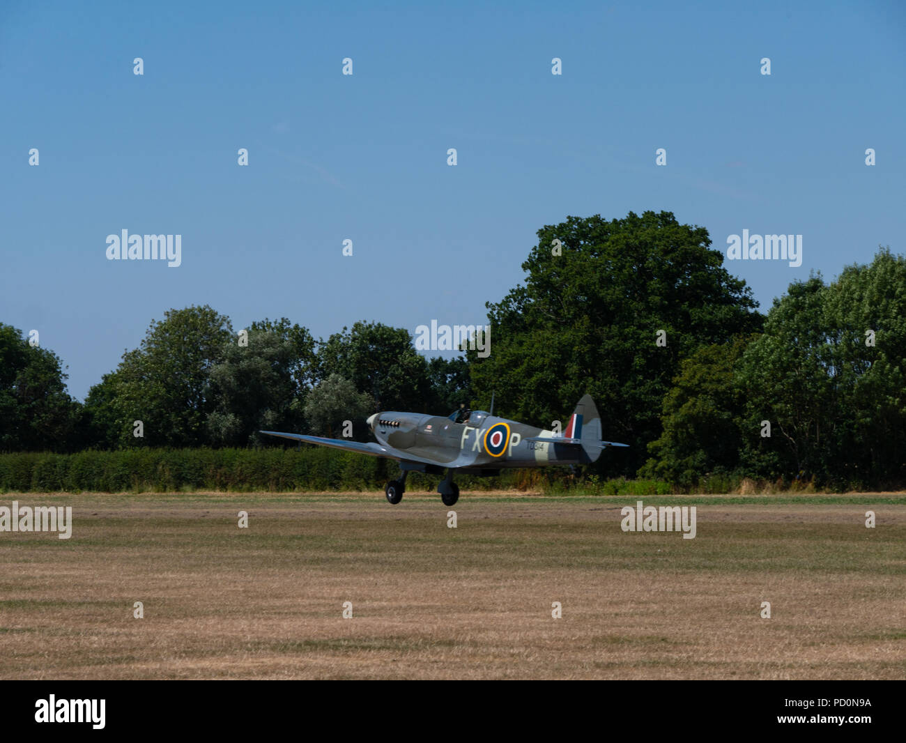 Supermarine Spitfire MKIX TD314 St George take-off / landing, Headcorn ...