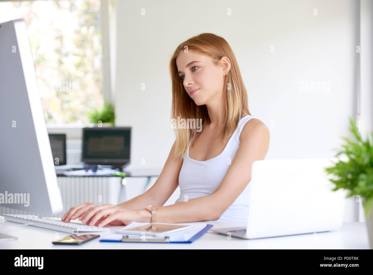 Assistant typing hi-res stock photography and images - Alamy