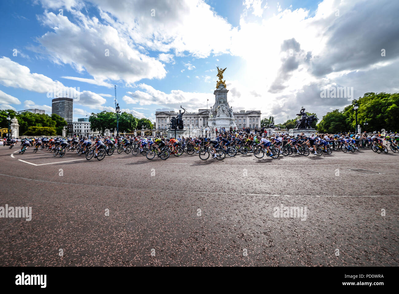 Prudential RideLondon Classique women's cycle race passing Buckingham ...