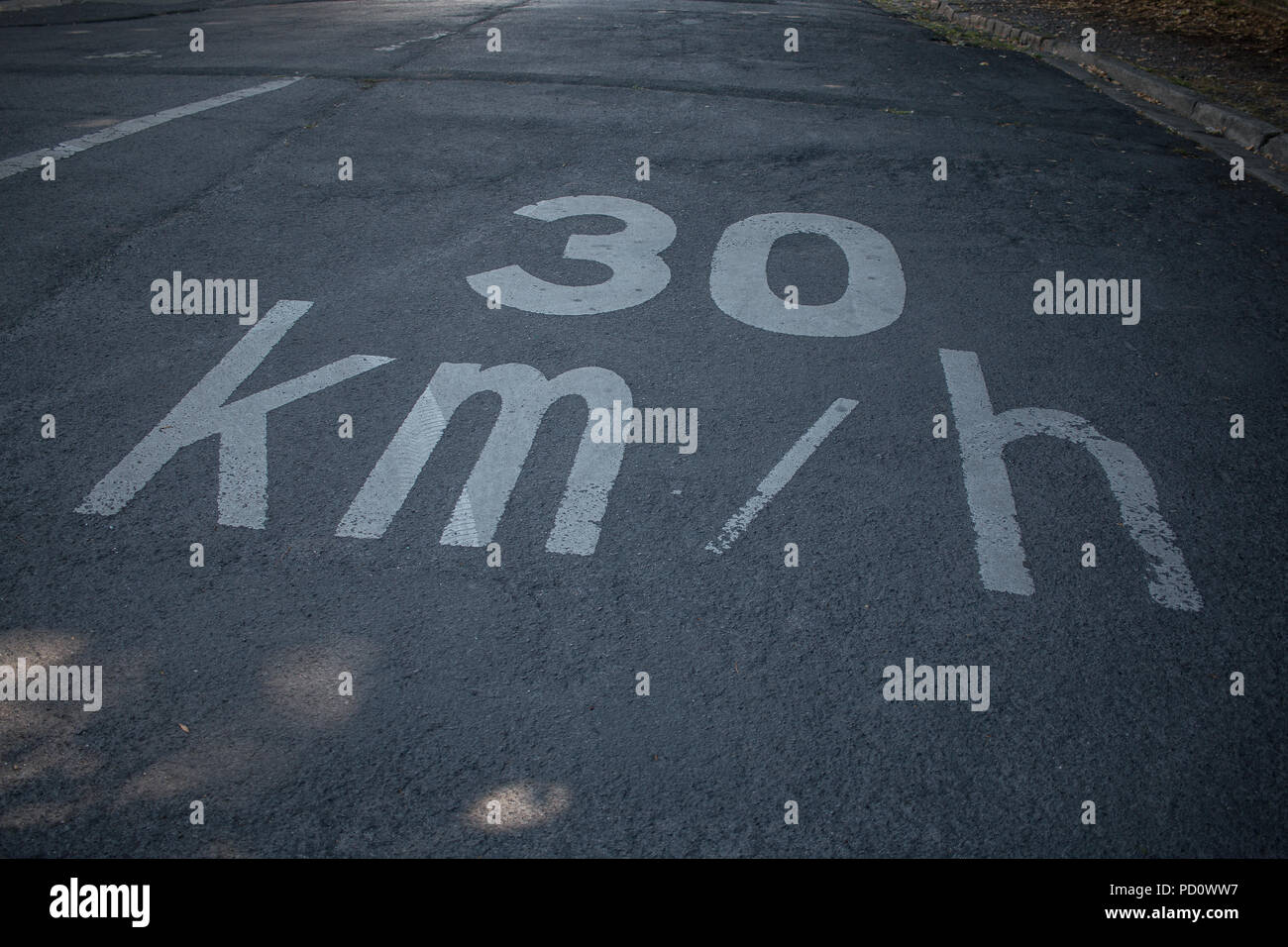 30 km h hi-res stock photography and images - Alamy