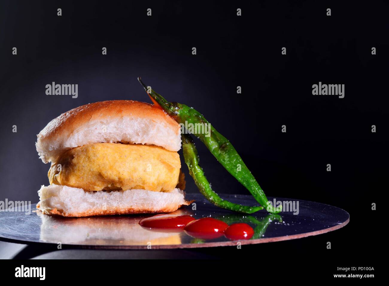 Vada pav hi-res stock photography and images - Alamy