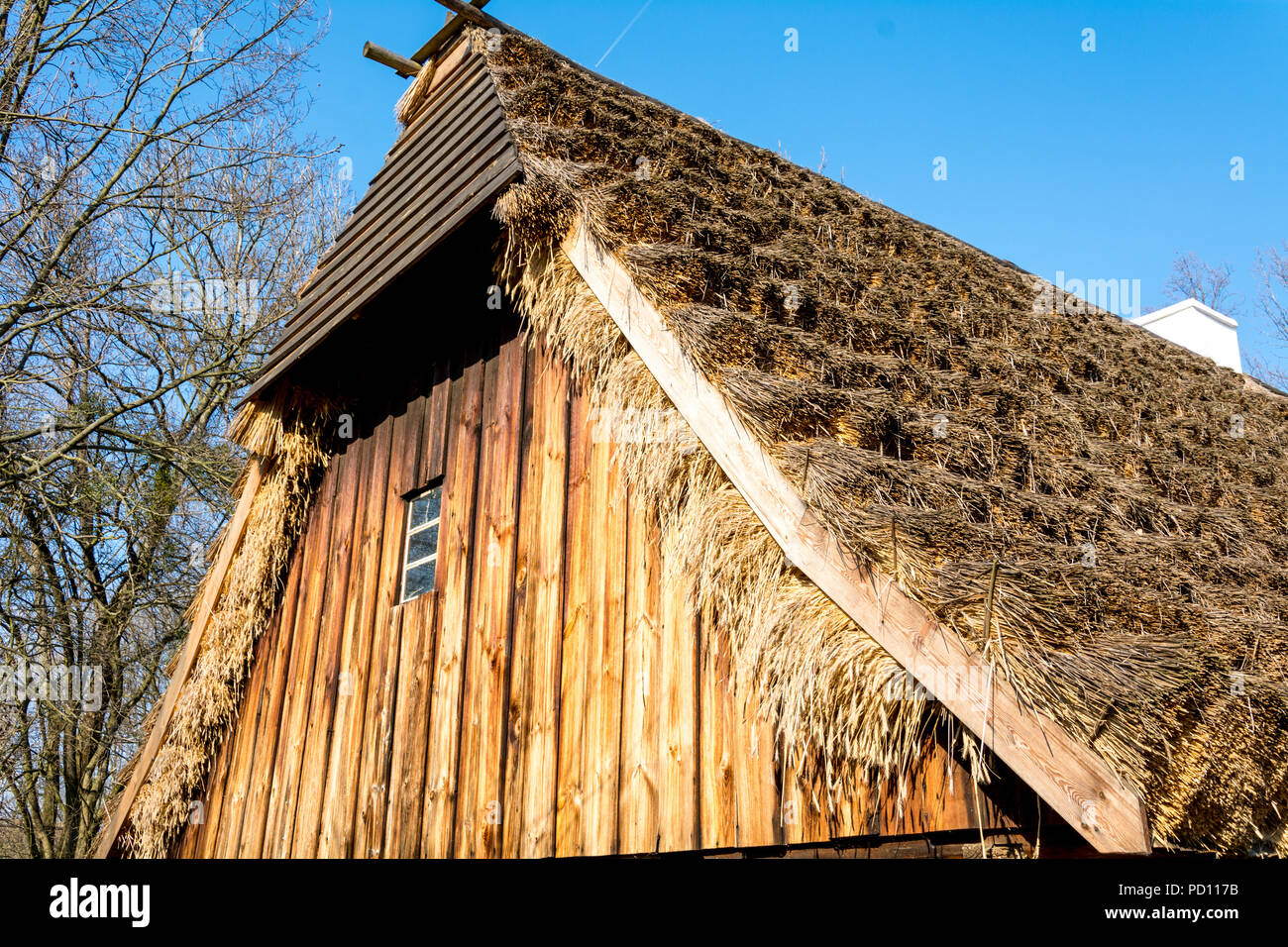 The ancient technology of laying thatched roofs Stock Photo - Alamy