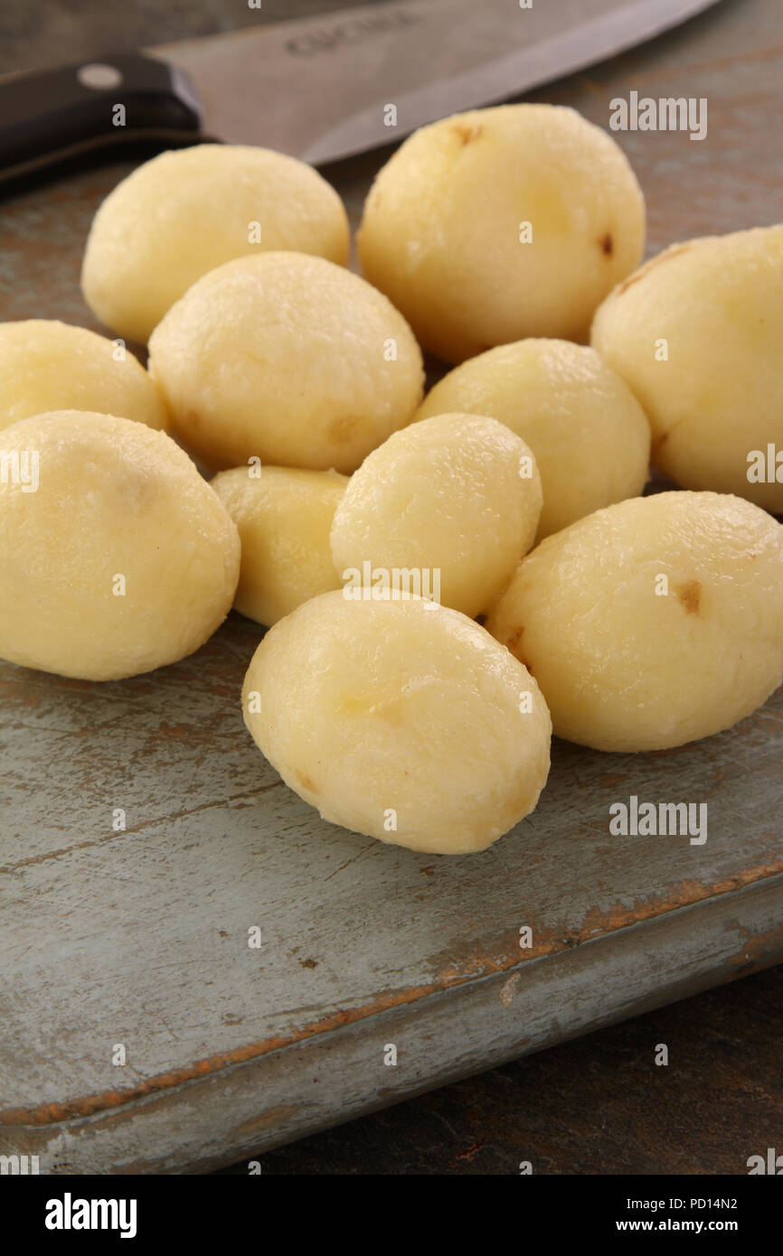 washed and peeled potatoes Stock Photo - Alamy
