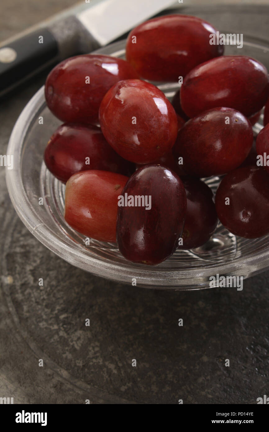 fresh red grapes Stock Photo - Alamy