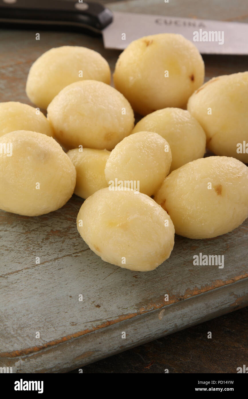 Washed and peeled potatoes hi-res stock photography and images - Alamy