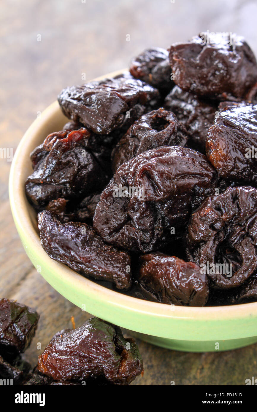 European plum prune prunus domestica hi-res stock photography and ...