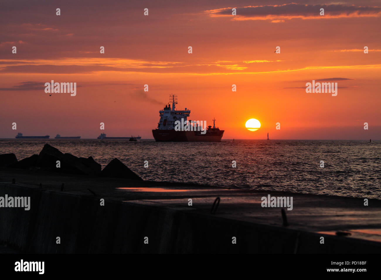 Ships sea sunrise hi-res stock photography and images - Alamy