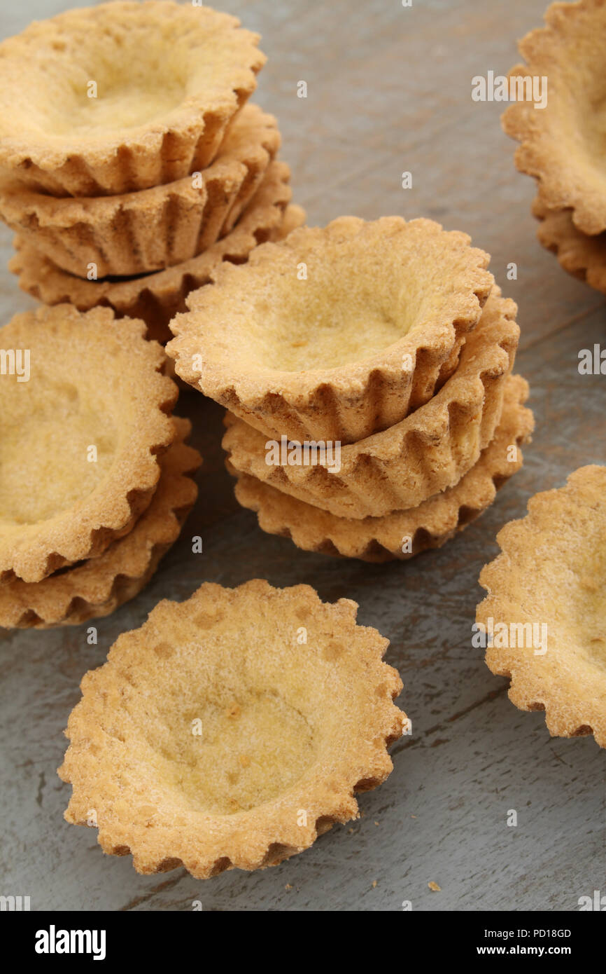 Empty tart case hi-res stock photography and images - Alamy