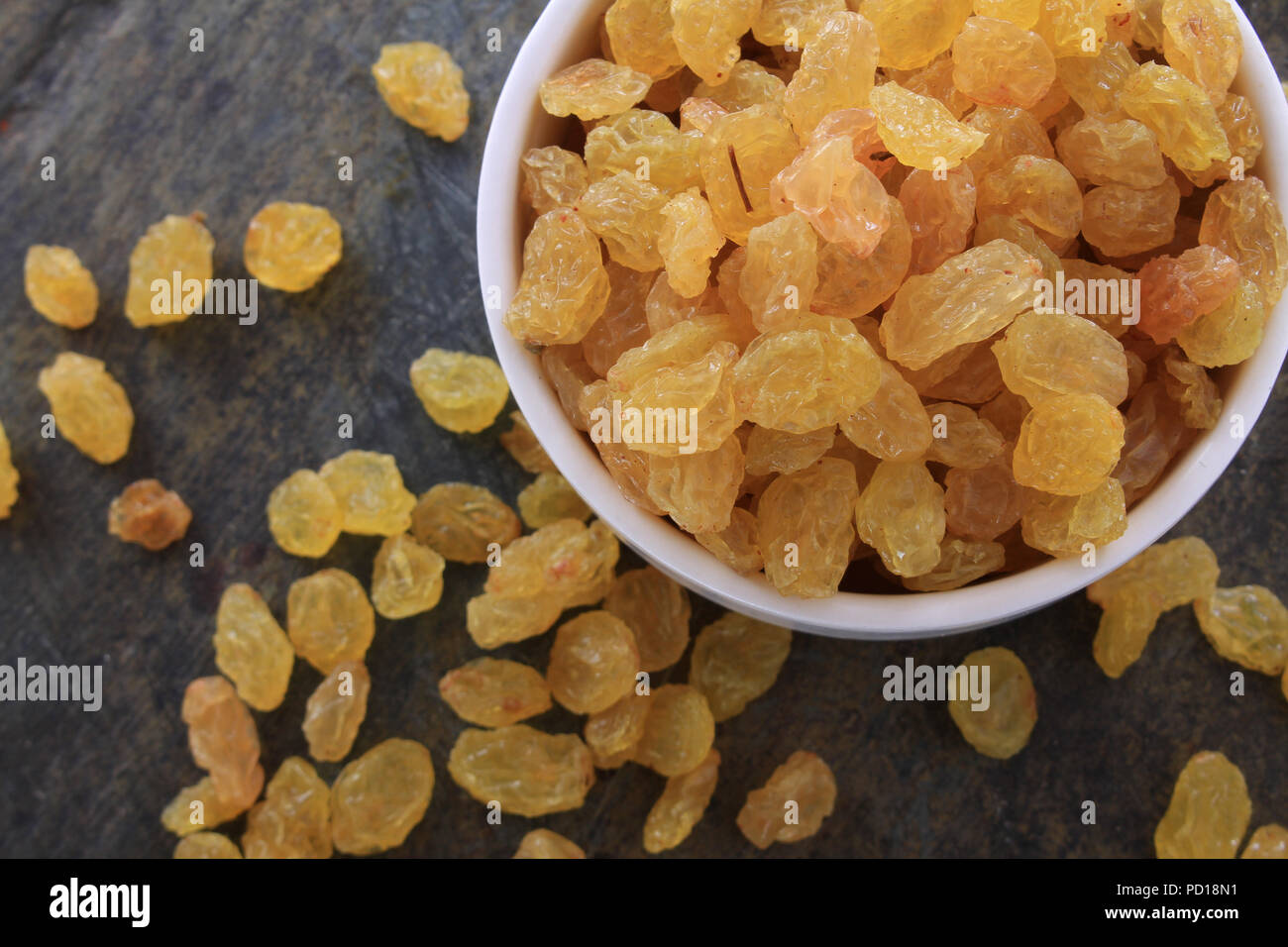 dried sultanas in dish Stock Photo - Alamy