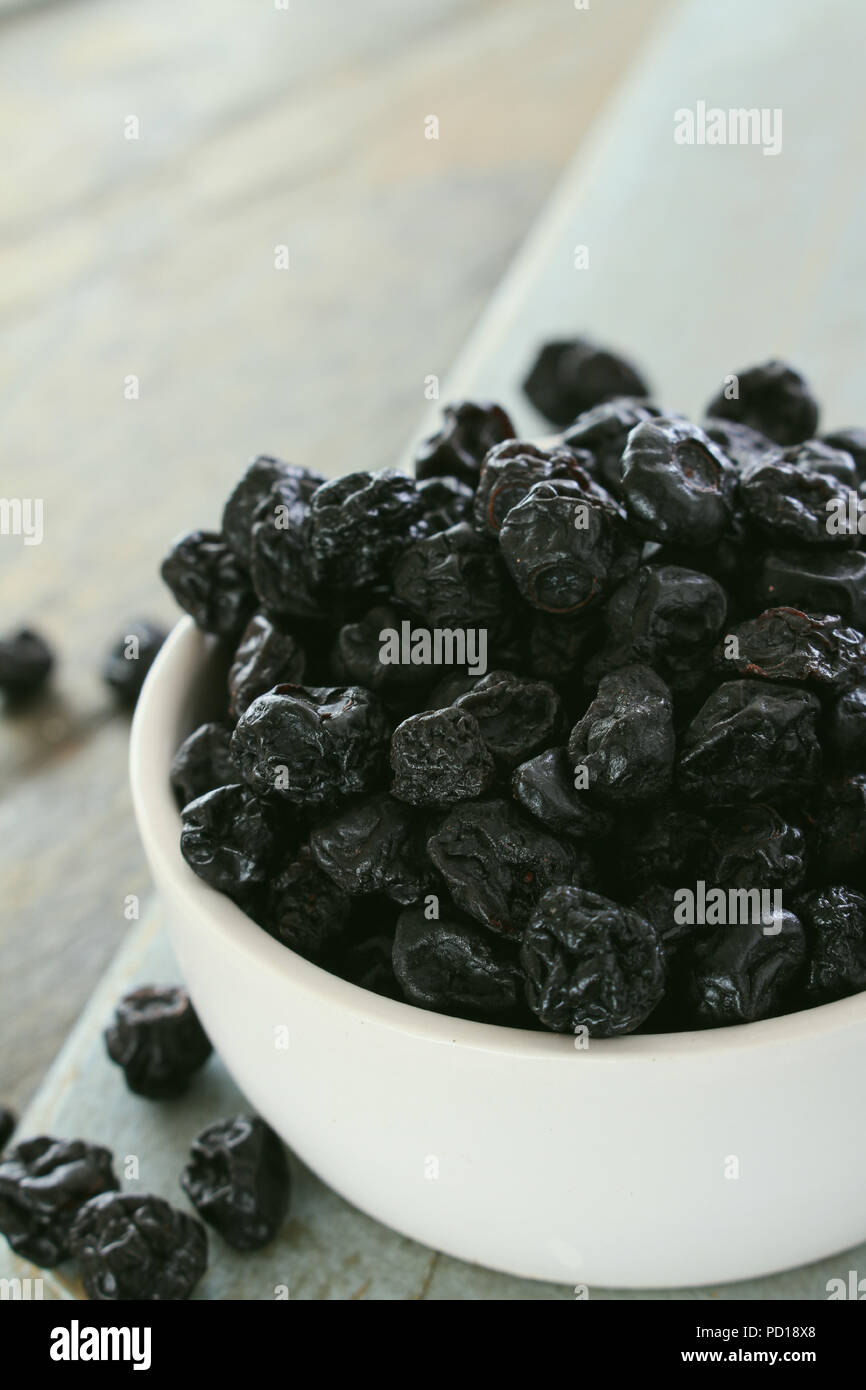 dried currants in dish Stock Photo - Alamy