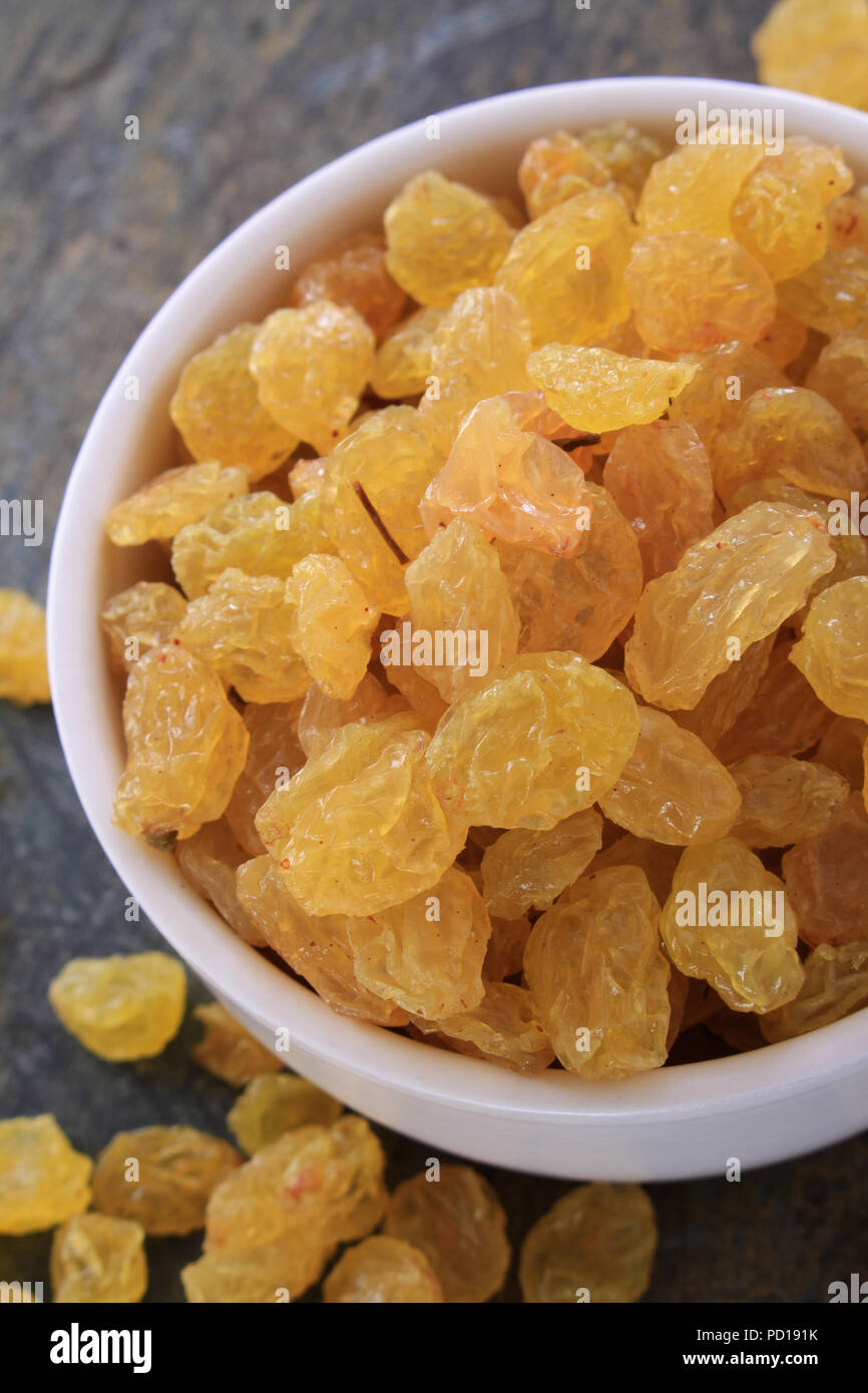 dried sultanas in dish Stock Photo - Alamy