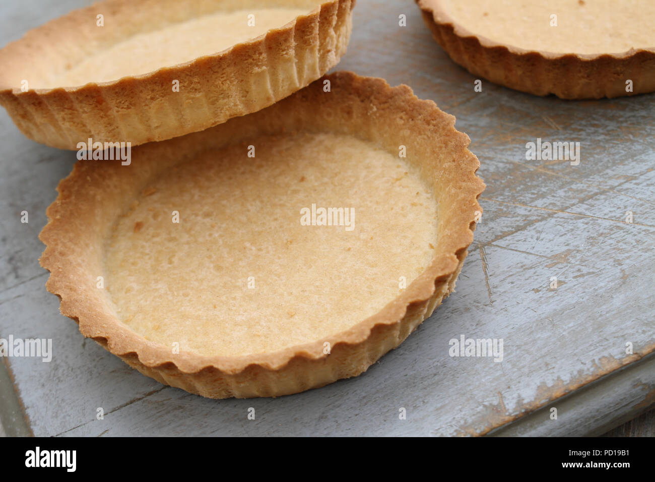 Empty tart case hi-res stock photography and images - Alamy