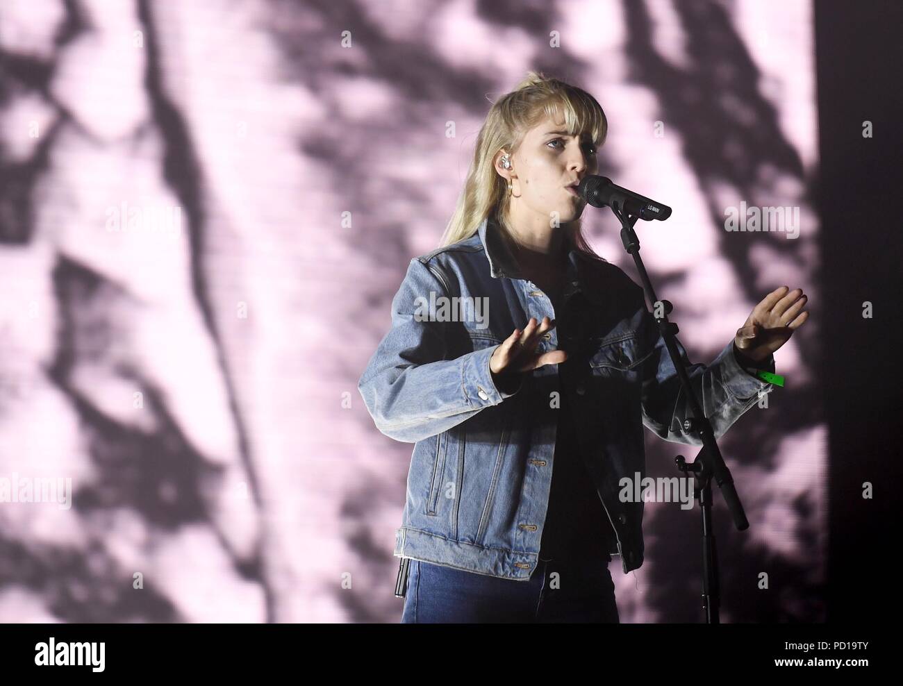 Hannah reid singer hi-res stock photography and images - Alamy