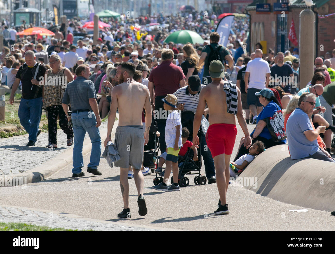 Blackpool beach sunbathing tourists hi-res stock photography and images ...