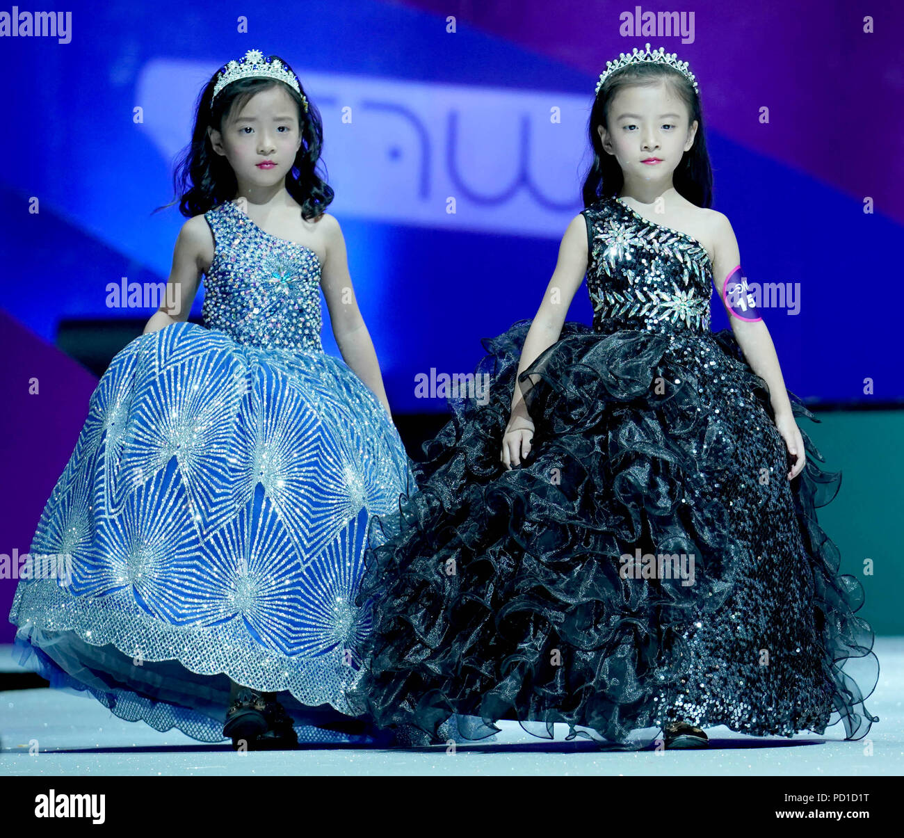 Chongqing, China. 4th Aug, 2018. Twin contestants compete in the final ...
