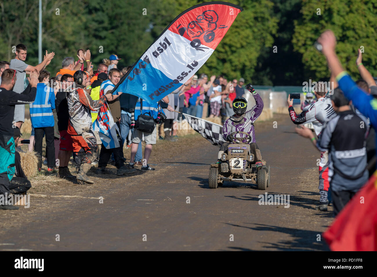 Lawnmower racing finish line hi-res stock photography and images - Alamy