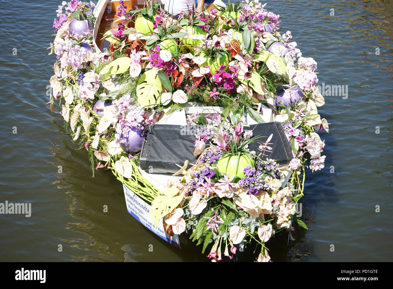 Arranging boats hi-res stock photography and images - Alamy