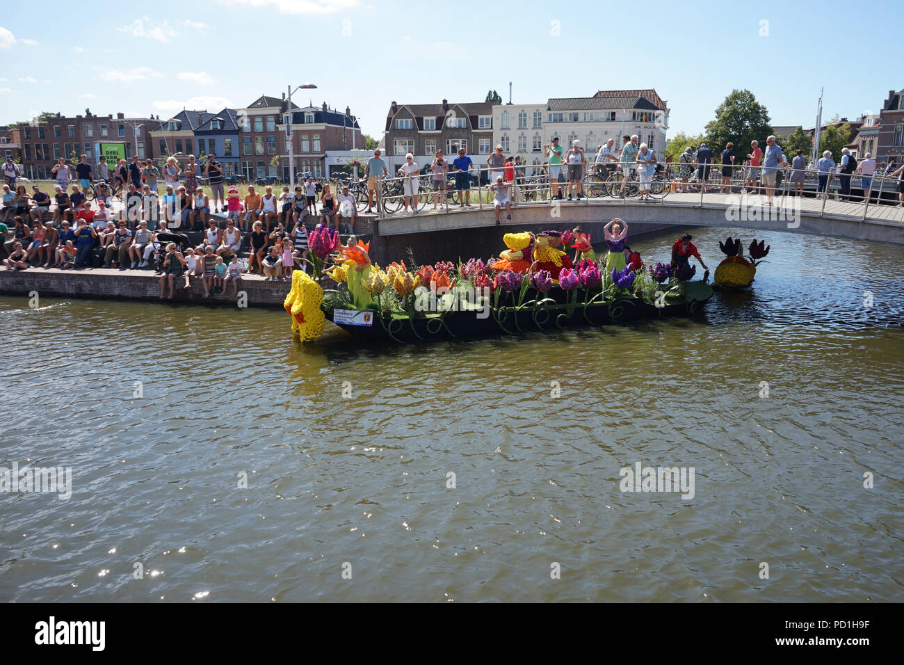 Group of people boat parade hi-res stock photography and images - Alamy