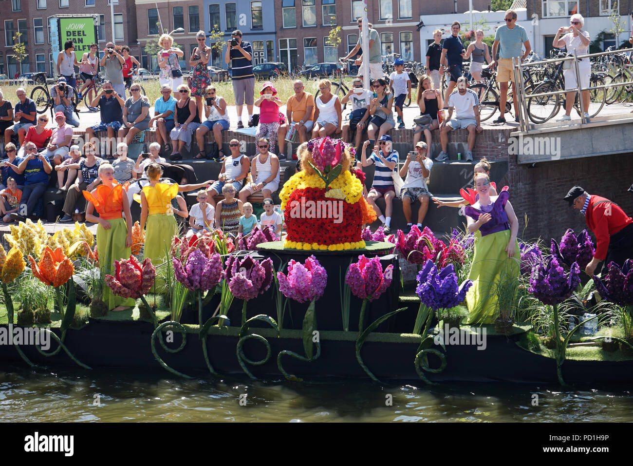 Flower parade decorated boats hi-res stock photography and images - Alamy