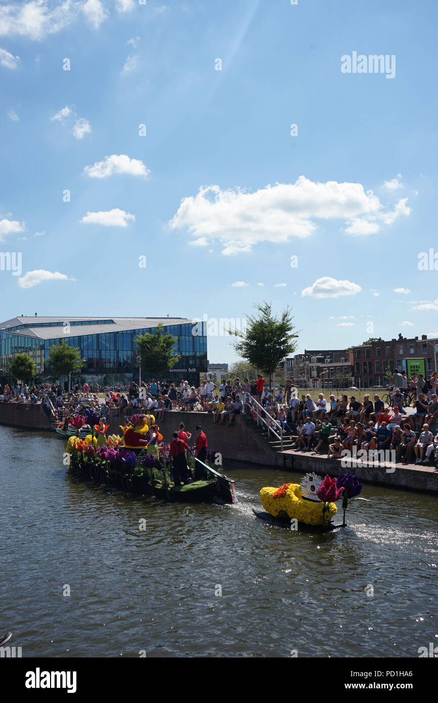 Boat parade large group of people hi-res stock photography and images ...