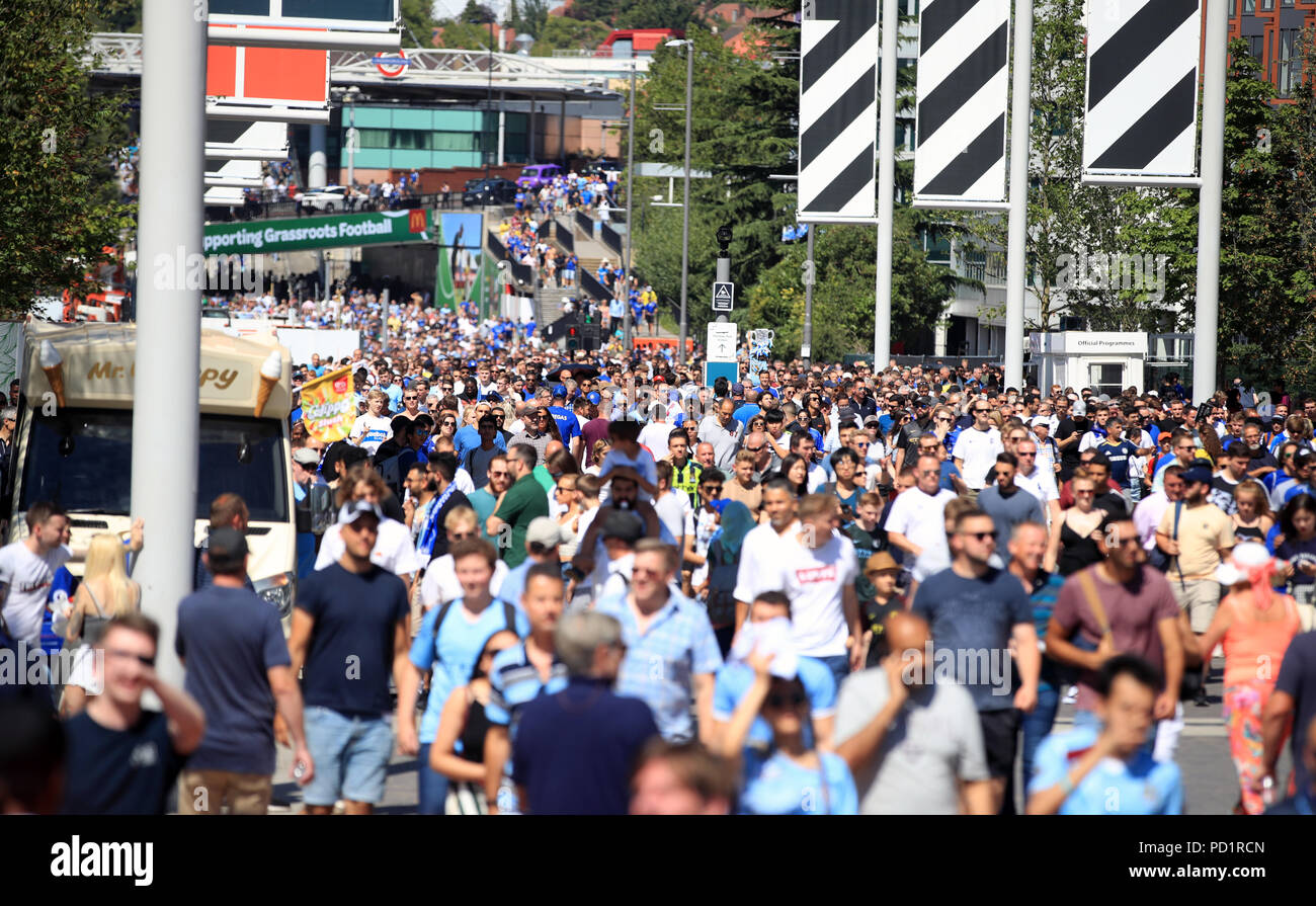 Wembley stadium fans walk hi-res stock photography and images - Alamy