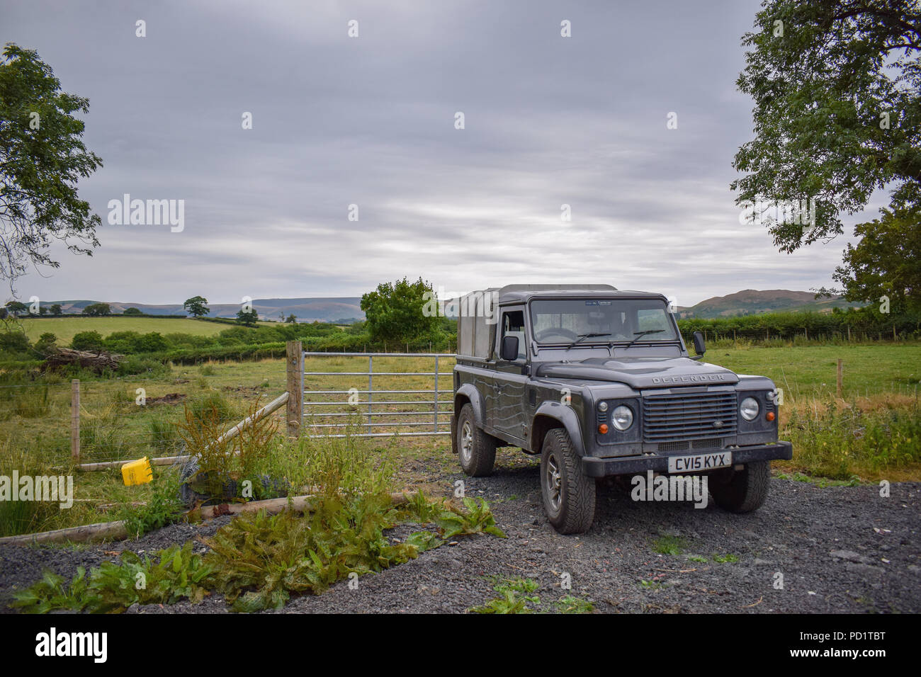 Land rover defender farm hi-res stock photography and images - Alamy