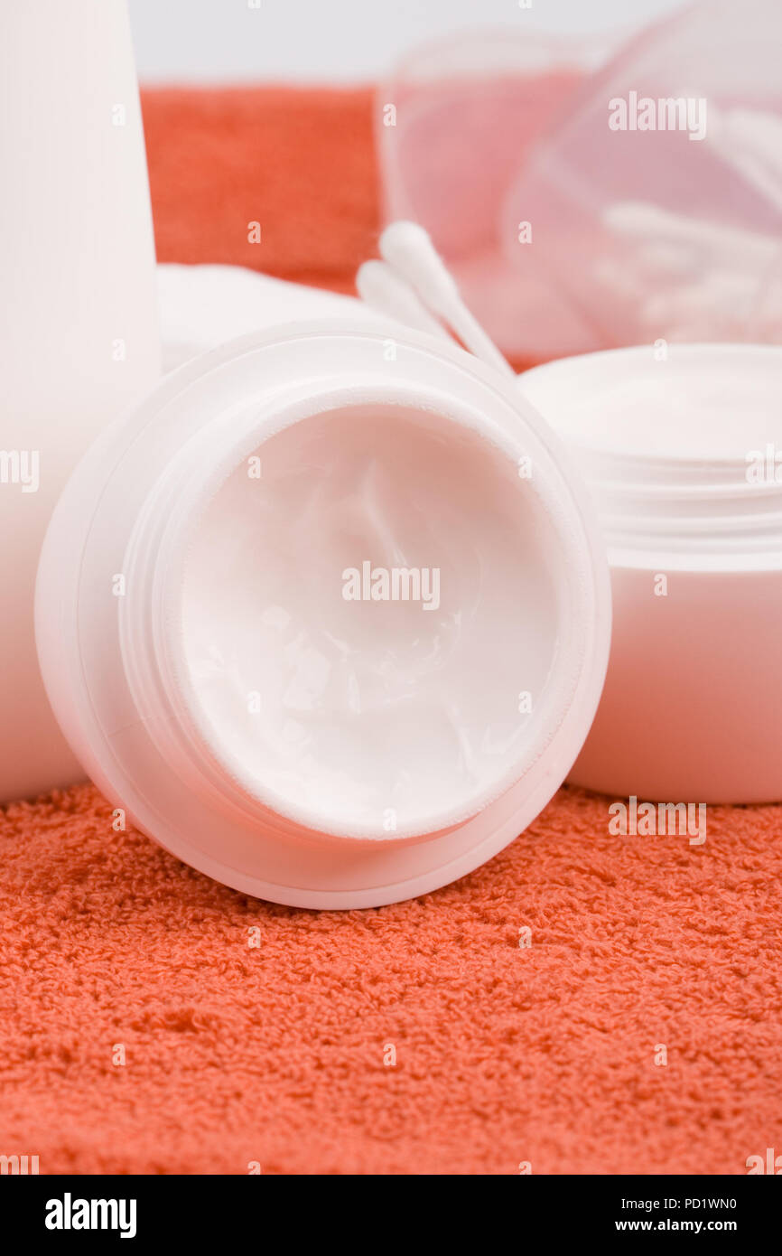 closeup of facial cream and cotton pads - cosmetics Stock Photo - Alamy