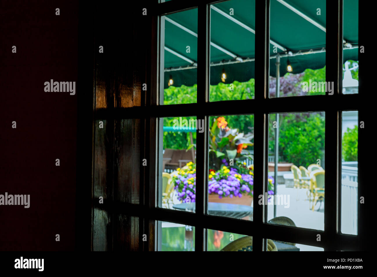 Dining room garden view hi-res stock photography and images - Alamy