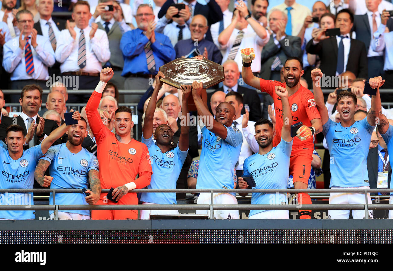 Manchester City's Vincent Kompany and Fernandinho lift the Community ...