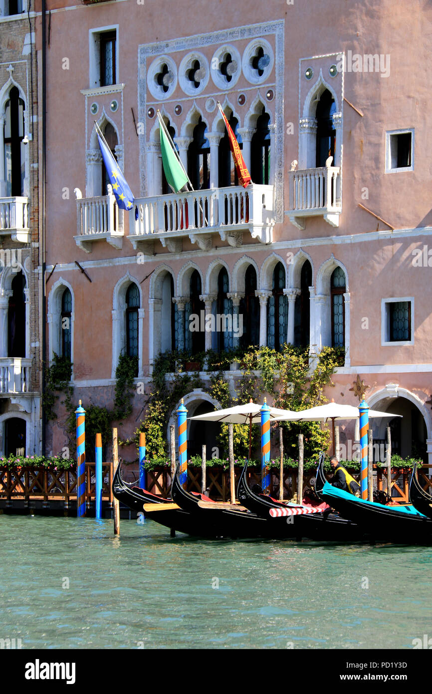 Mooring piles hi-res stock photography and images - Alamy