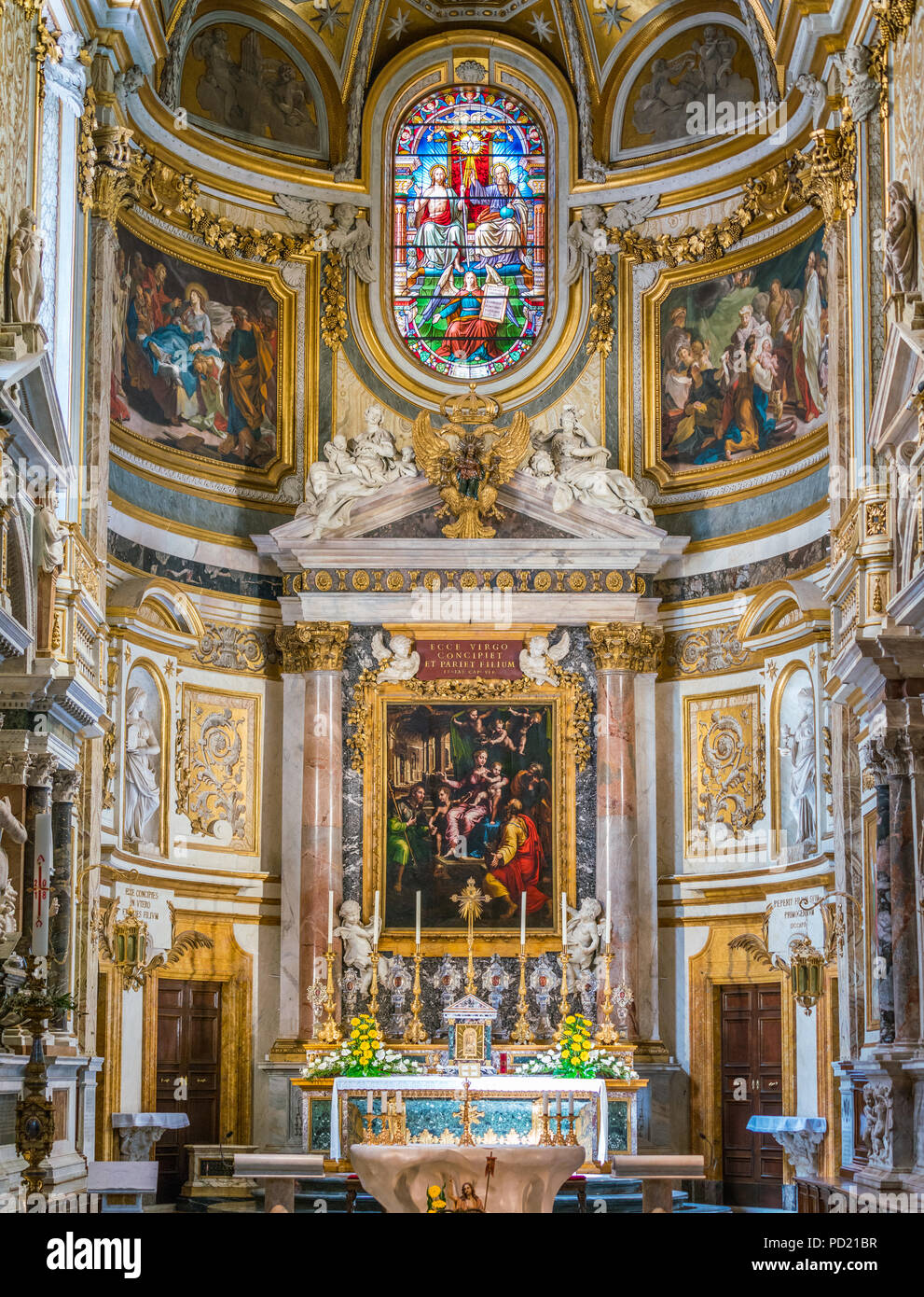 Virgin mary statue main altar hi-res stock photography and images - Alamy