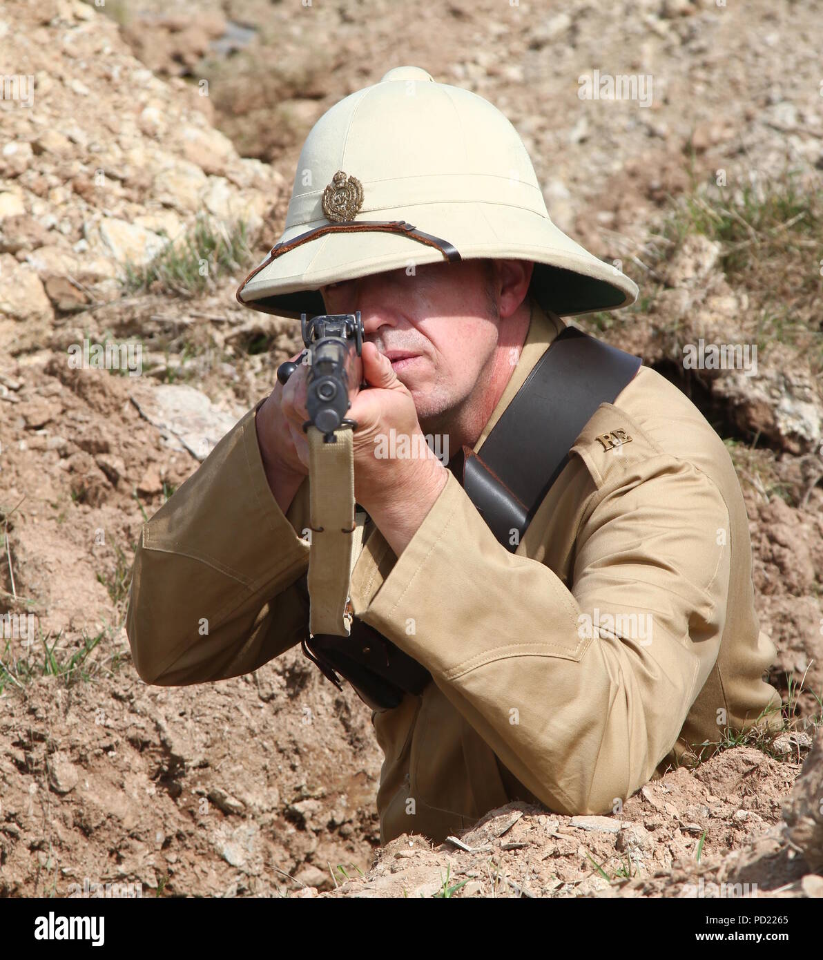 First world war soldier british rifle hi-res stock photography and ...
