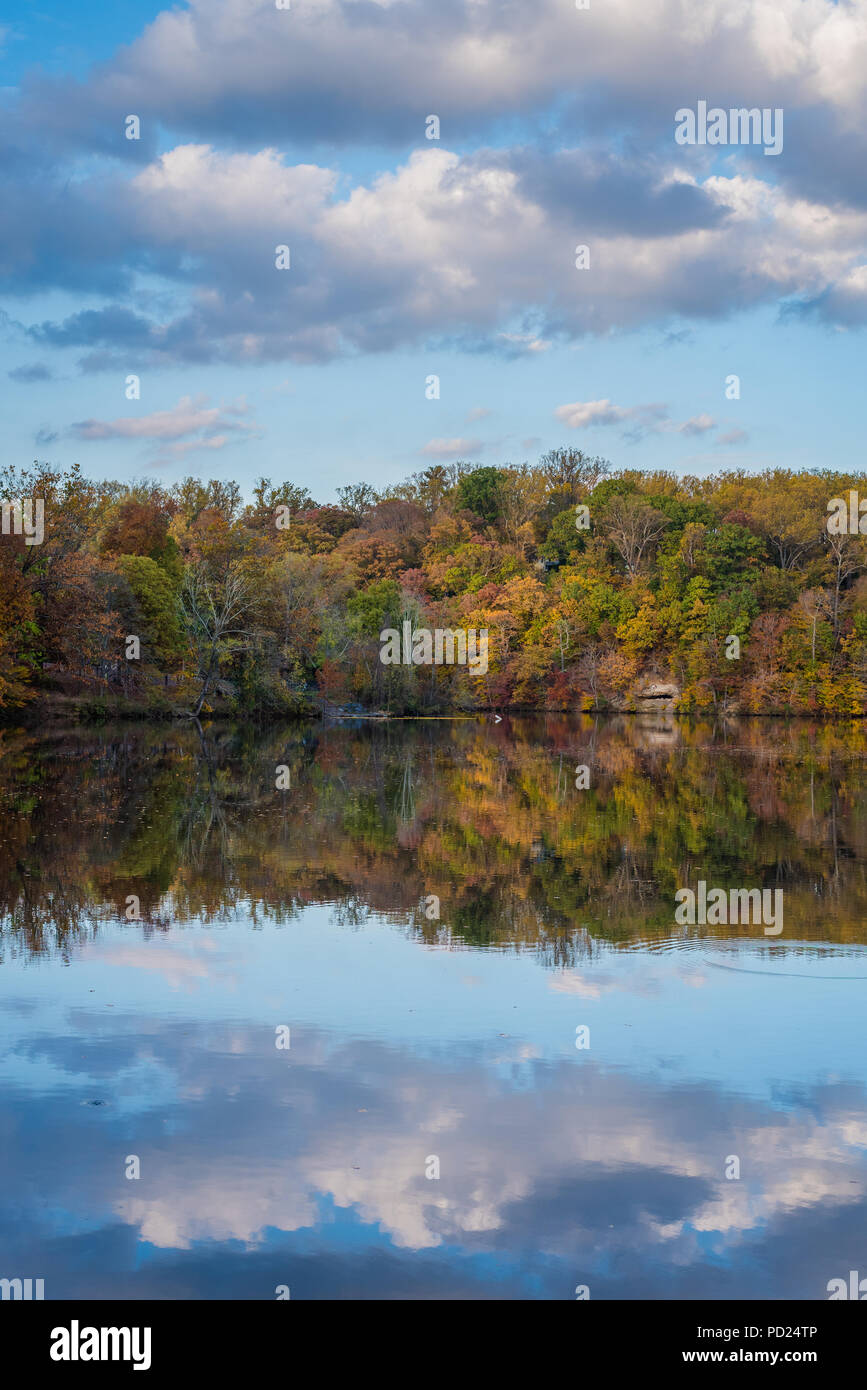 Autumn color at Lake Roland at Robert E Lee Park in Baltimore, Maryland ...