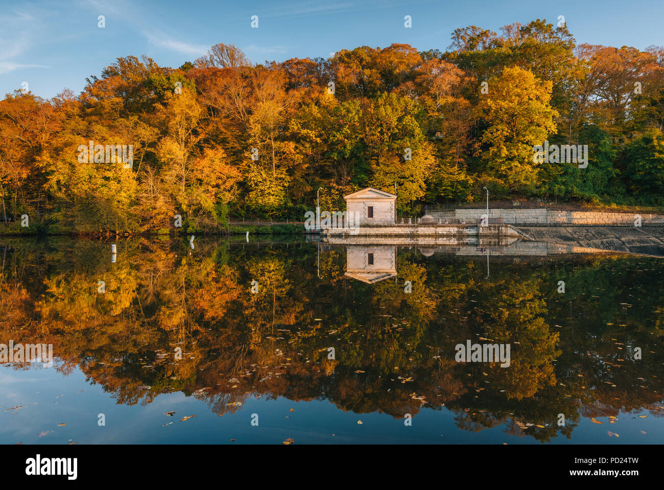 Autumn color at Lake Roland at Robert E Lee Park in Baltimore, Maryland ...