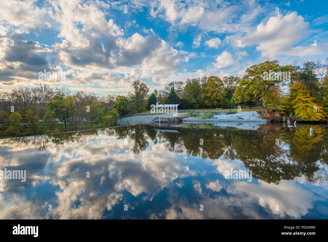 Autumn color at Lake Roland at Robert E Lee Park in Baltimore, Maryland ...