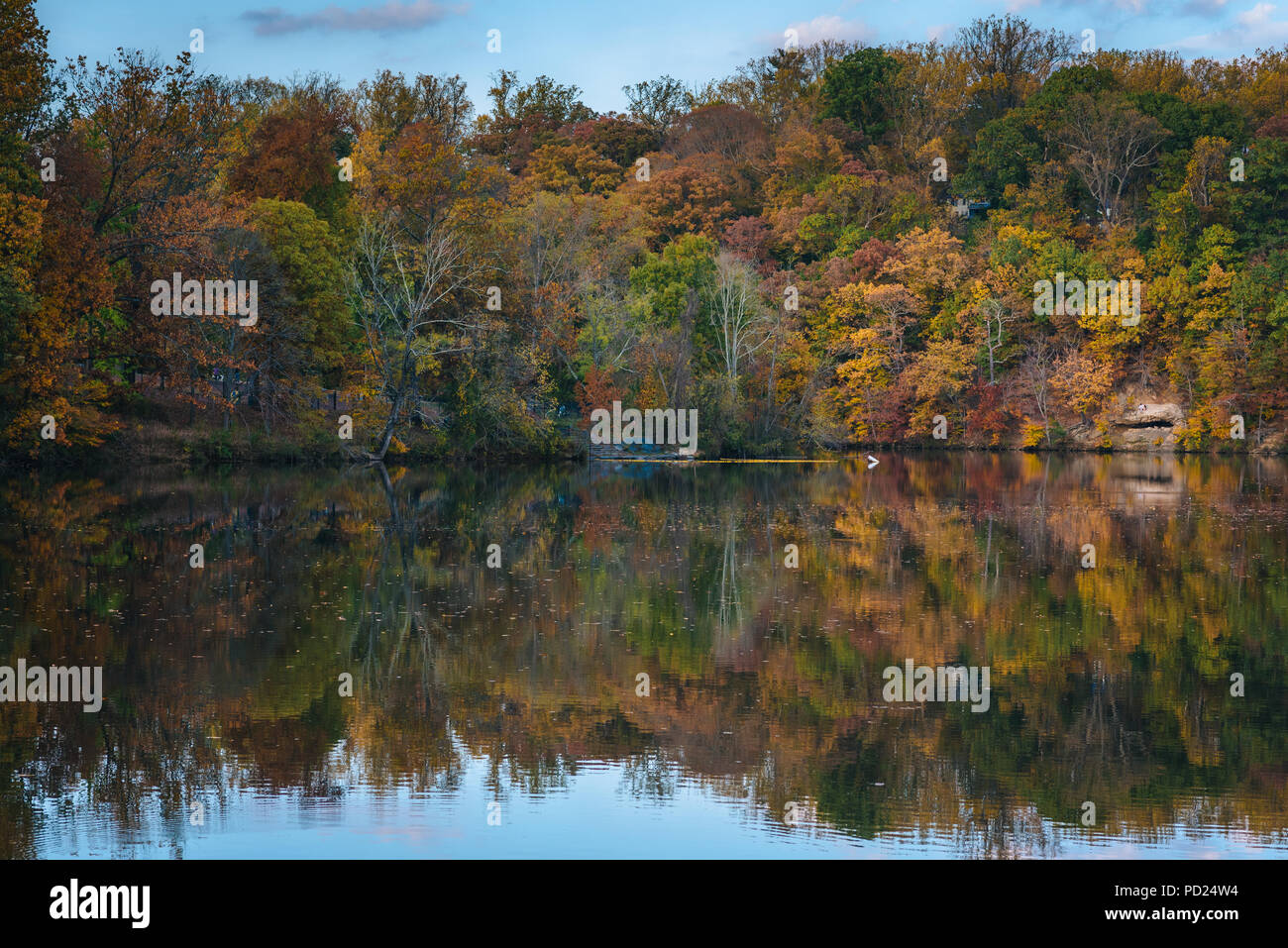 Autumn color at Lake Roland at Robert E Lee Park in Baltimore, Maryland ...
