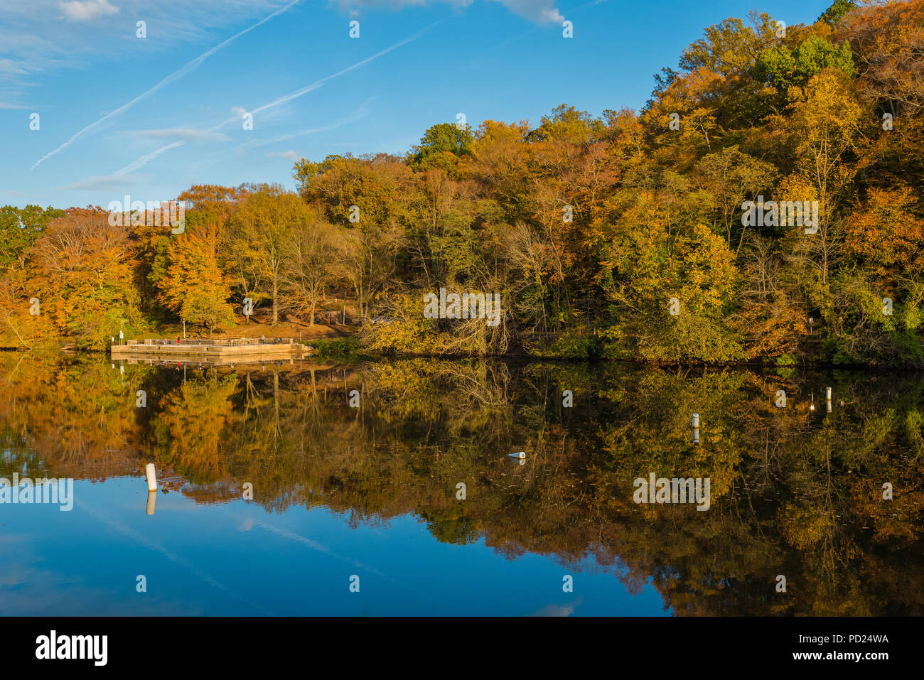 Autumn color at Lake Roland at Robert E Lee Park in Baltimore, Maryland ...