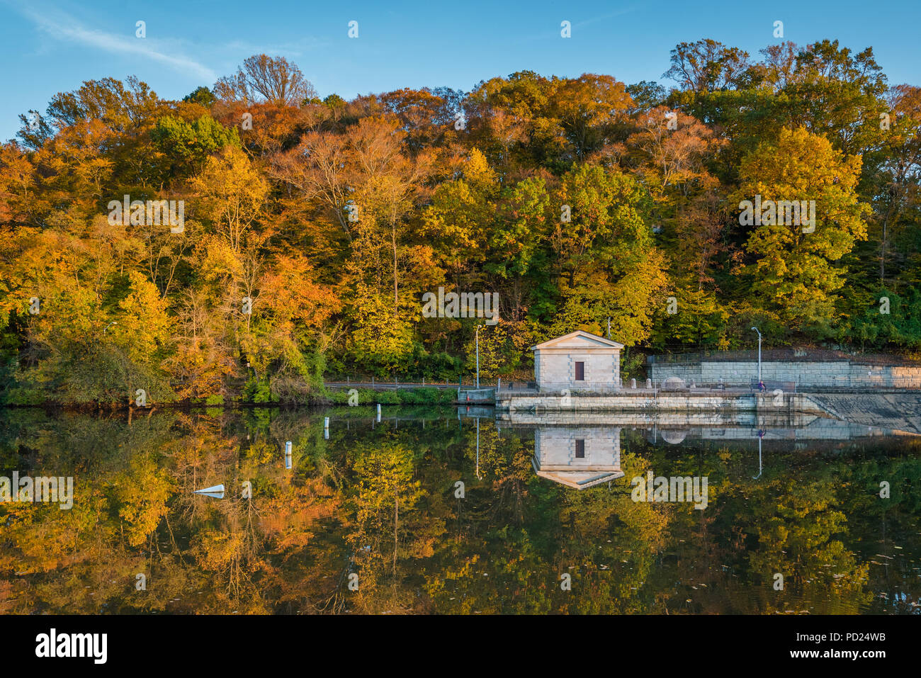 Autumn color at Lake Roland at Robert E Lee Park in Baltimore, Maryland ...
